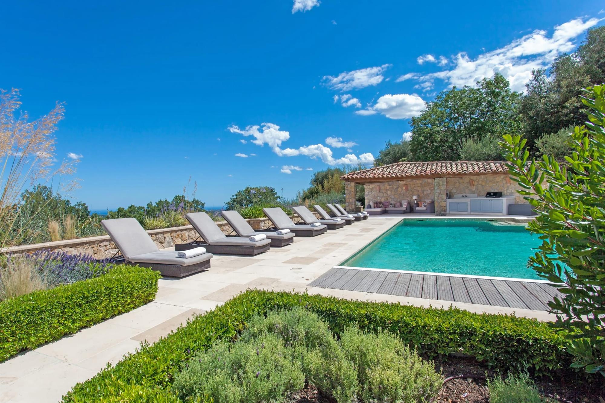 Holiday villa with private heated pool in France | La Villa Lauron
