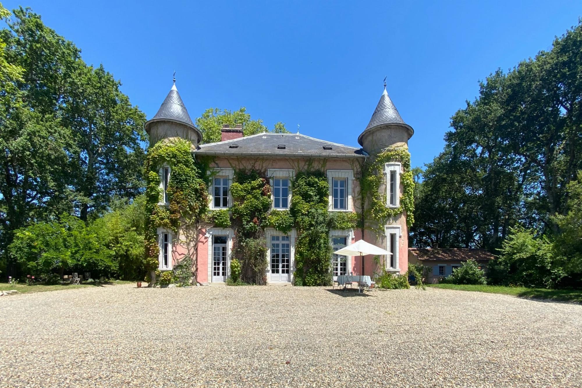 Holiday rental villas and châteaux with private tennis courts in France