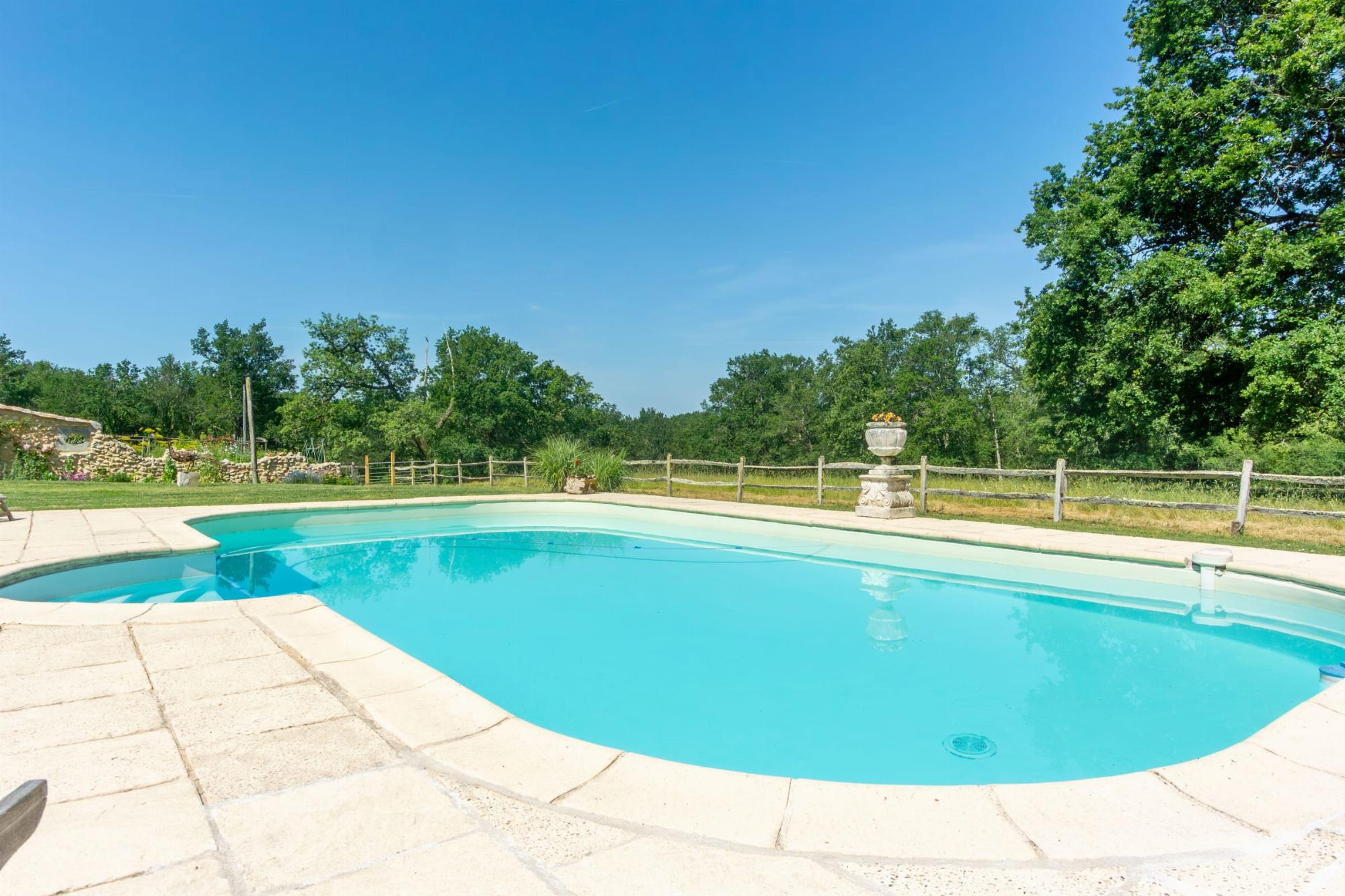 Holiday rental villas and châteaux with private pools in France