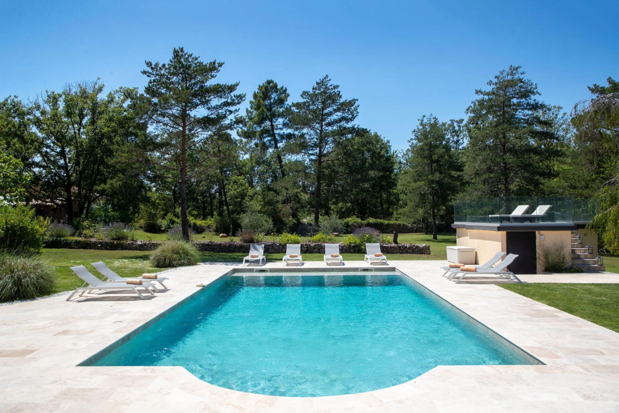 Holiday rental villas and châteaux with private pools in France
